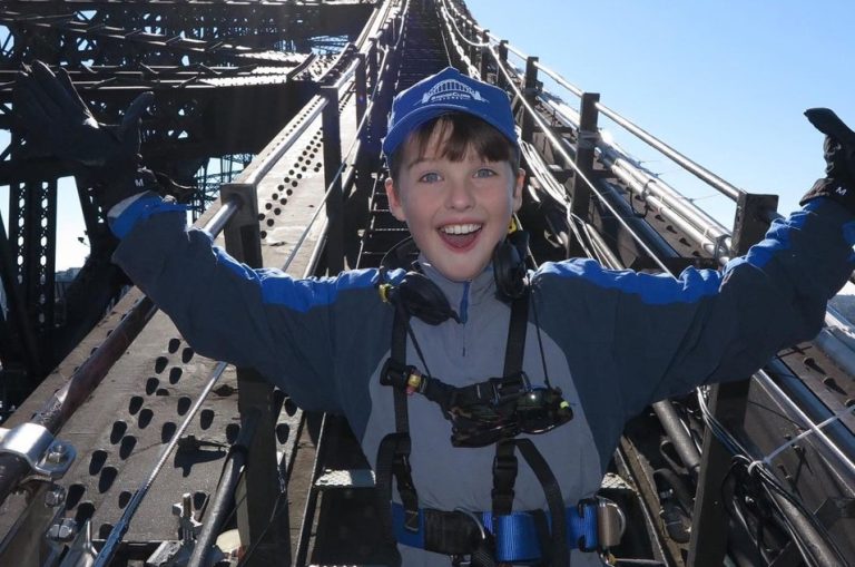 Why fans think Young Sheldon star Iain Armitage is autistic - StreamDiag